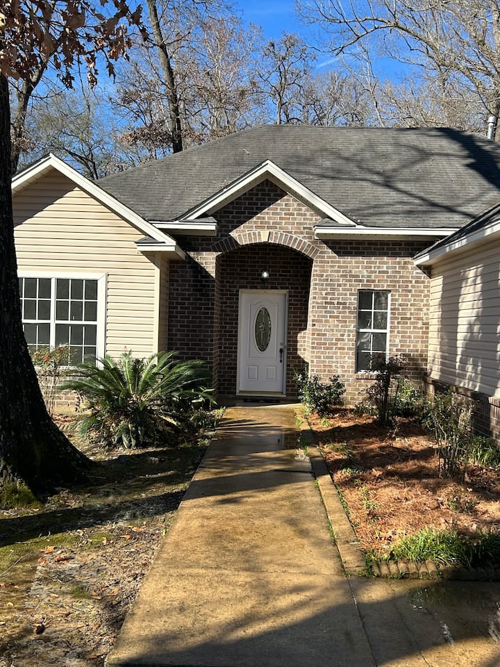 House At Lincoln Road
3 Bedr-3 Qbed & 2 Full Bath. - Monroe, LA