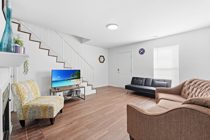 Galaxy Getaway | Modern 2‑bedroom Near Everything - 亨茨維爾