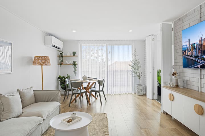 Quiet & Stylish 1br Apt W/ Balcony, Wifi & Parking - 