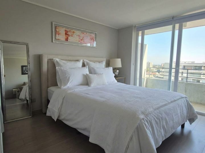 Moderno Departamento Con Estacionamiento Y Vistas - Santiago