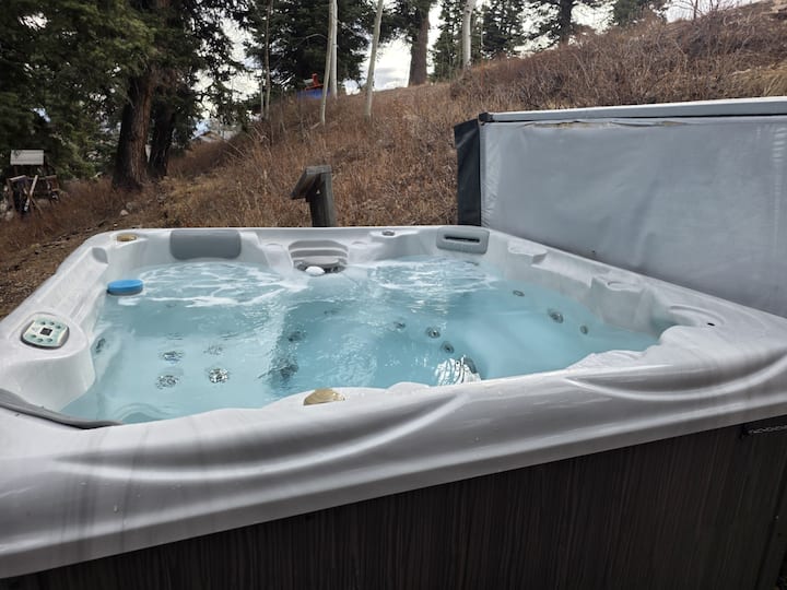 Warm Mountain Getaway | Hot Tub - Kids Loft - Bbq - Utah