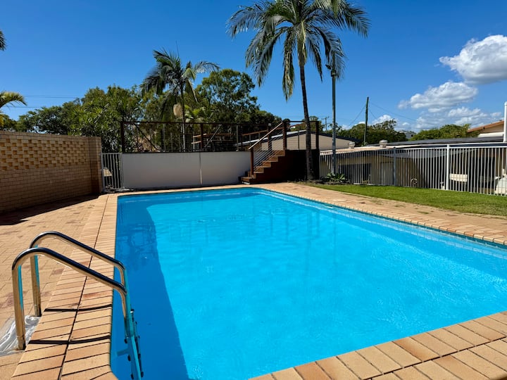 Boyne River Gem - Pool, River Views, Boat Parking - Gladstone Central