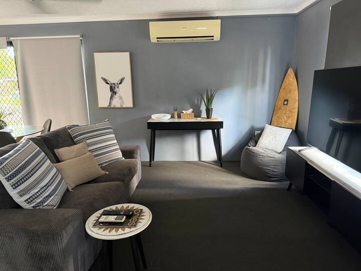 Walk To Beach - Central 3 Bedroom Apartment - Gladstone