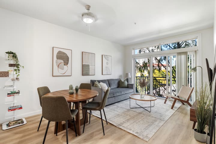 Downtown Oasis: Modern Condo W/ Balcony & Hot Tub - Seattle, WA