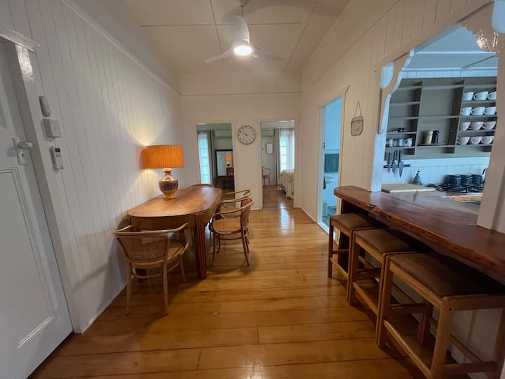 Retro Corner Shop Cottage - Virginia