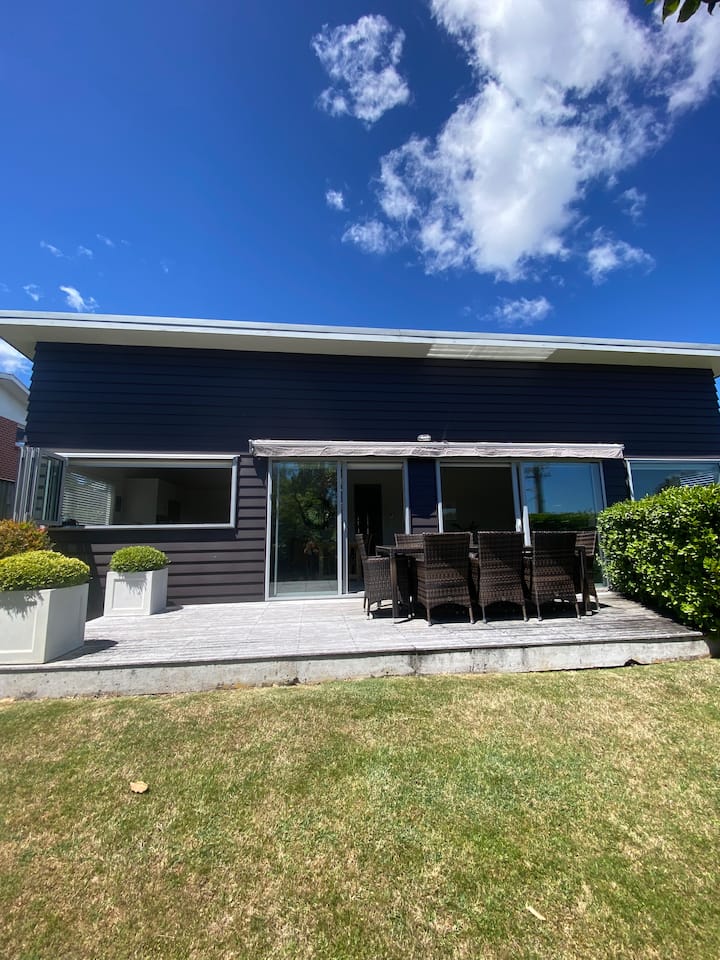 Awanui Retreat - Sunny Hilltop Haven Near The Lake - Taupo