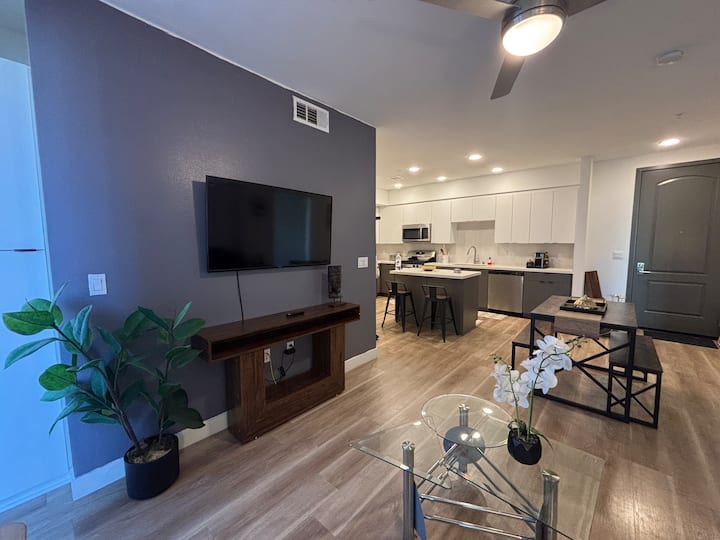 Central Chic 2bd Oasis - Santa Ana, CA
