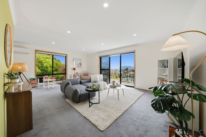 Modern Family Home In Lenah Valley Hobart - Hobart