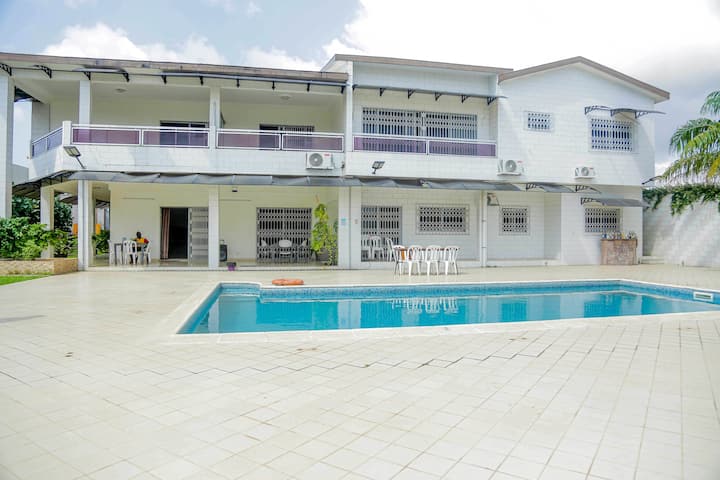 Hôtel à 10min Aéroport  Avec Piscine Et Vue Lagune - Abidjan