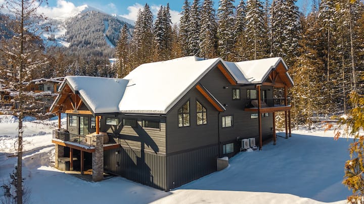 Fernie Luxury Chalet 5br+sports Court + Hot Tub - Fernie
