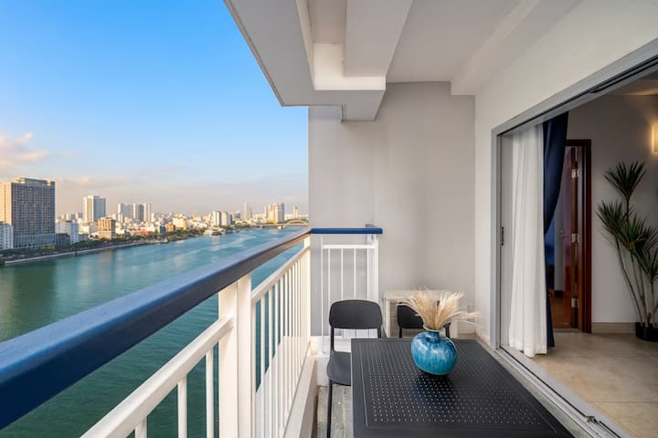 Han Riverfront 2br Apt W Pool, 2 Mins - Han Market - Da Nang