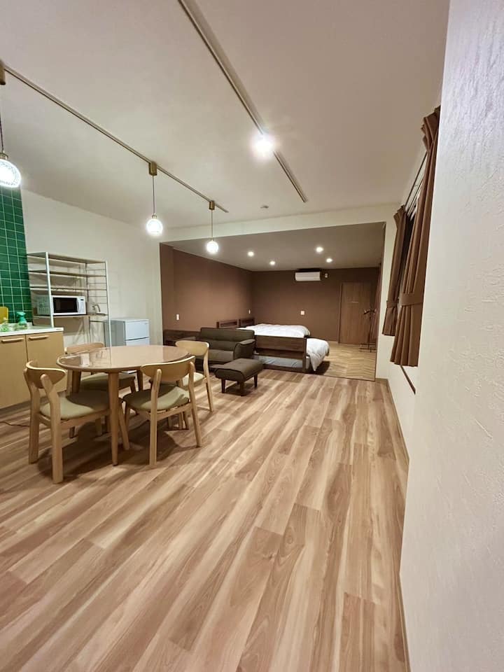 ビルの2階をフルリノベーション！まるまる貸切！観光、飲食、徒歩圏内！屋根付無料ｐ！駅から800m！ - Takayama