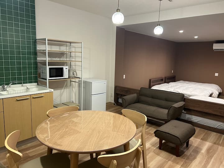 ビル2階をフルリノベーション！まるまる貸切！宮川朝市２分。飲食、観光中心地。ゆったりセミダブルベット - Takayama