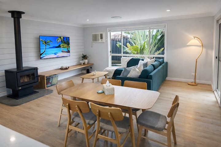 Modern Coastal Escape • Close To Beaches & Lake - Central Coast