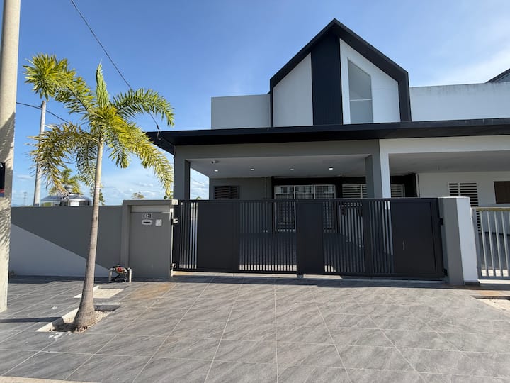 Welcome To Our Cosy 1.5-storey Terrace House - Simpang Empat