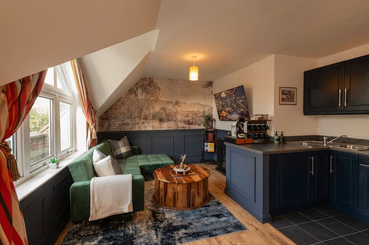 The Curator’s Penthouse| Art, Antiques & Arboretum - Derby