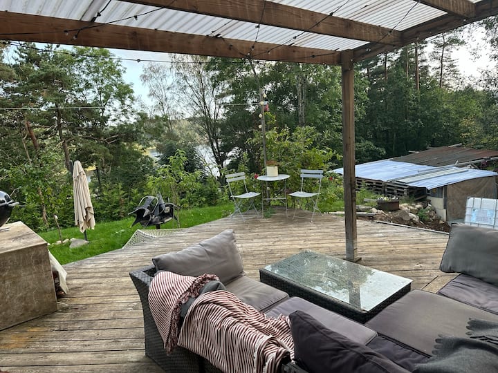 Charmig Stuga Med Stor Altan – Nära Bad & City - Aéroport de Göteborg-Landvetter (GOT)