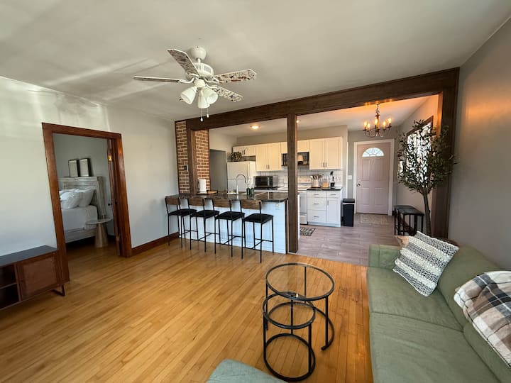 Nellie's Nest - Spacious & Walkable Downtown Home - 大福克斯