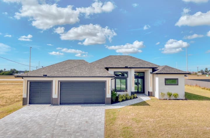 Luxury Residential Home In Cape Coral - Cape Coral, FL