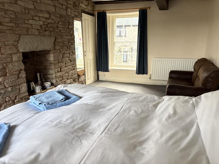 King Size Room Above Tomatitos Tapas - Hay On Wye. - Hay-on-Wye