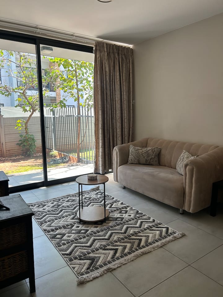 Modern 1-bed Apartment With Private Patio - Pretoria