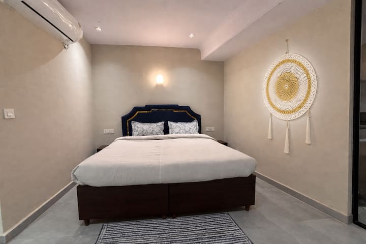 Modern Cozy 1bhk Studio, King Bed & Kitchenette - Kharar