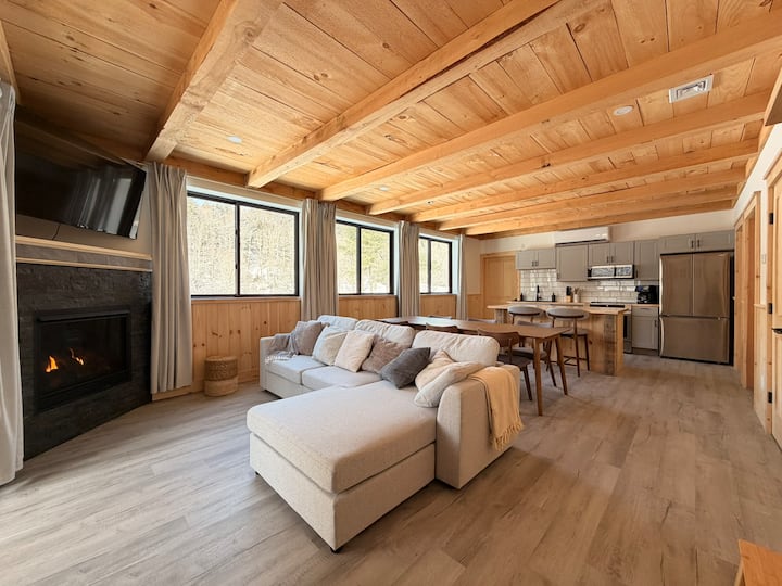 The Bear Pond Perch · Timber Barn · Fireplace - Stowe, VT