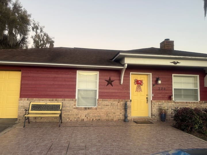 Cozy 3 Bedroom 2 Bath Home. Close To Daytona Beach - DeLand, FL