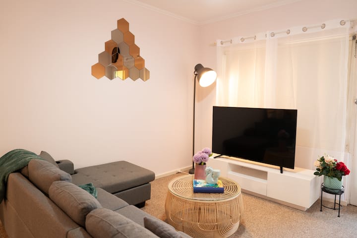 Home In Glenelg North 2br + Free Parking - South Australia