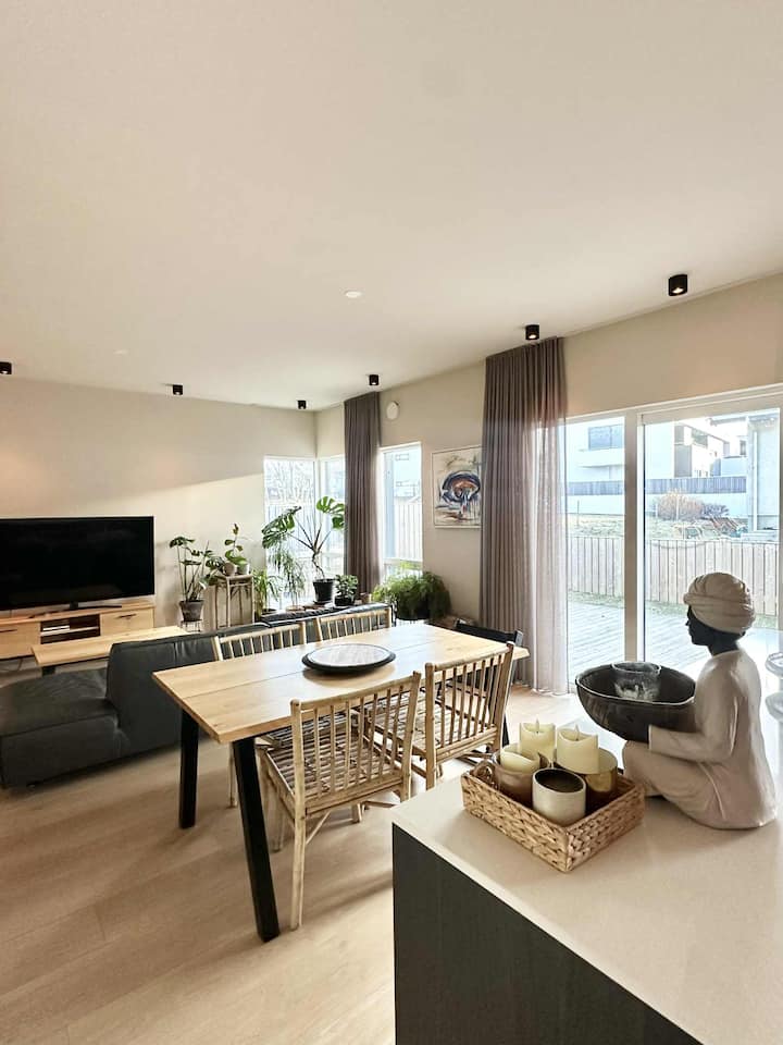 Spacious 3br Apartment W. Terrace Near Elliðaárdal - Reykjavik