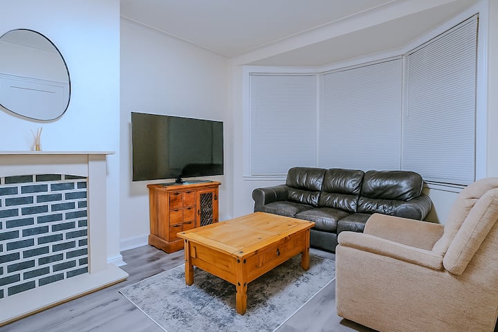 The Grand Residence | Parking | Stadium | Sleeps 8 - Edinburgh