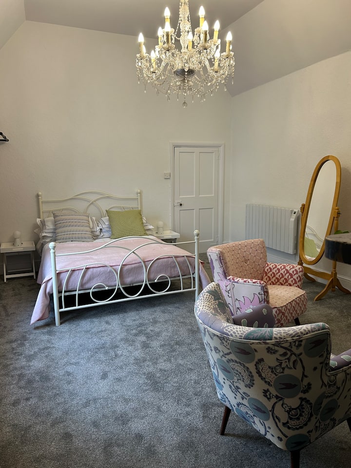 Newly Available And Refurbished Studio Apartment. - Tewkesbury