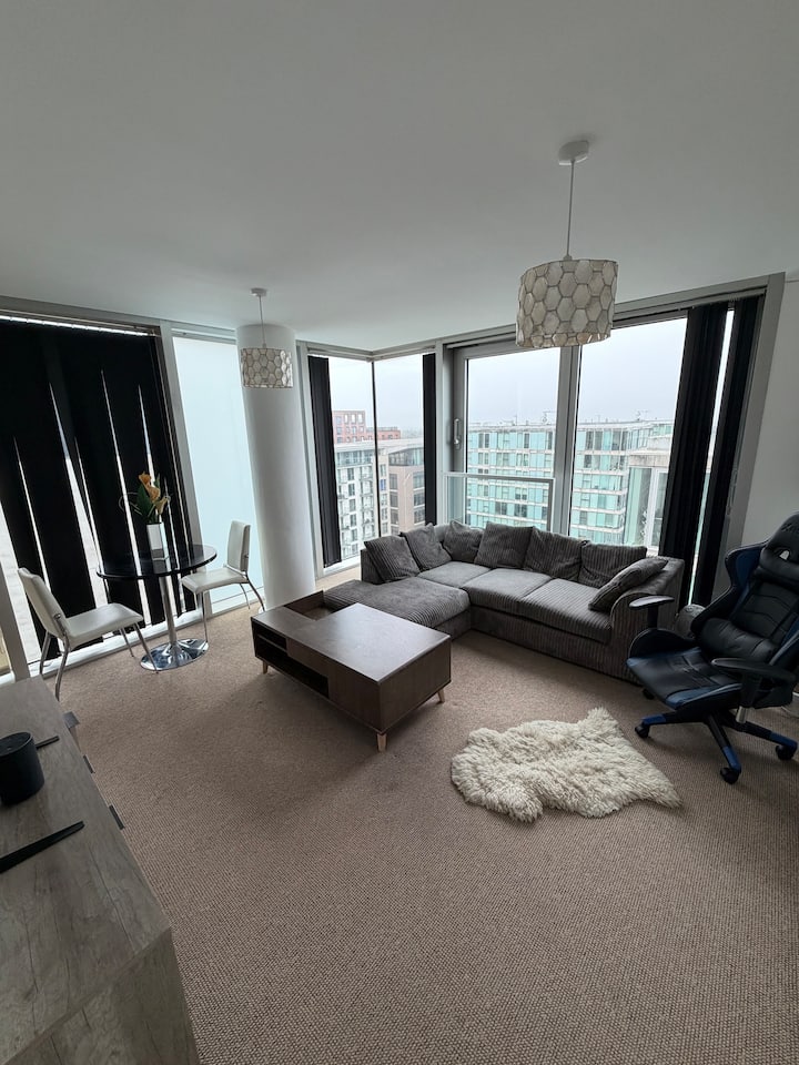 Milton Keynes Views | Luxe 9th-floor 1br - Milton Keynes