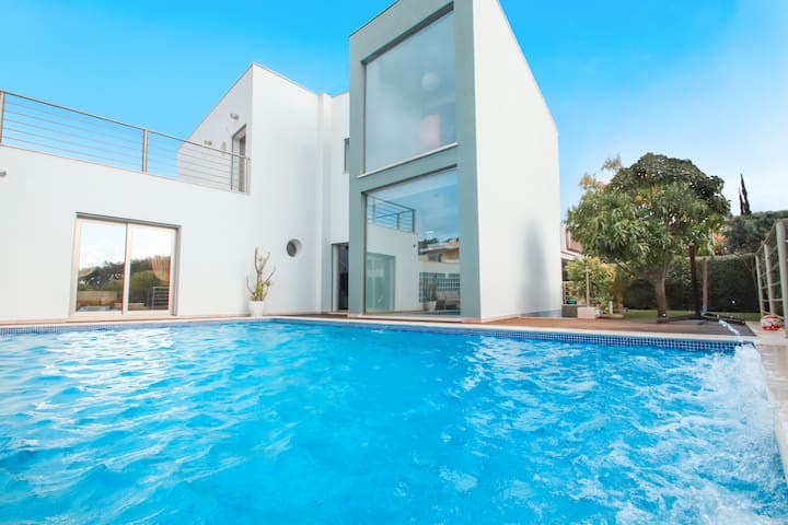 Modern Villa With Private Pool And Bbq - Guia