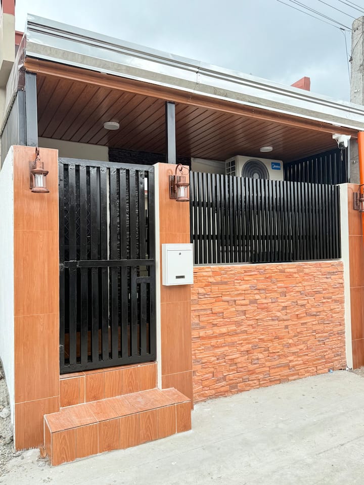Minimalist Cozy Rowhouse, Comfortable And Relaxing - Cabanatuan