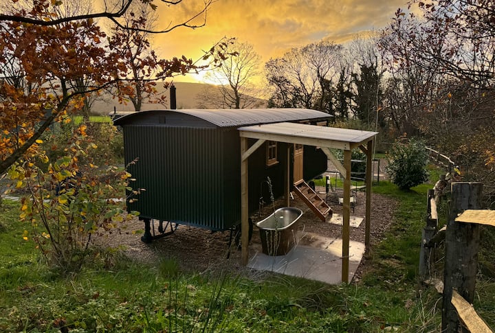 The Den, A Stunning Cumbrian Shepherd's Hut & Bath - United Kingdom