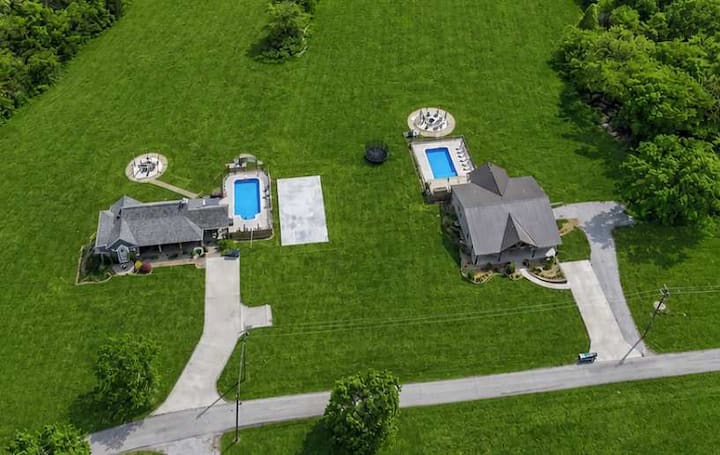 Sleeps 30 | 2 Pools | Pickleball Court | 2 Homes - Kentucky