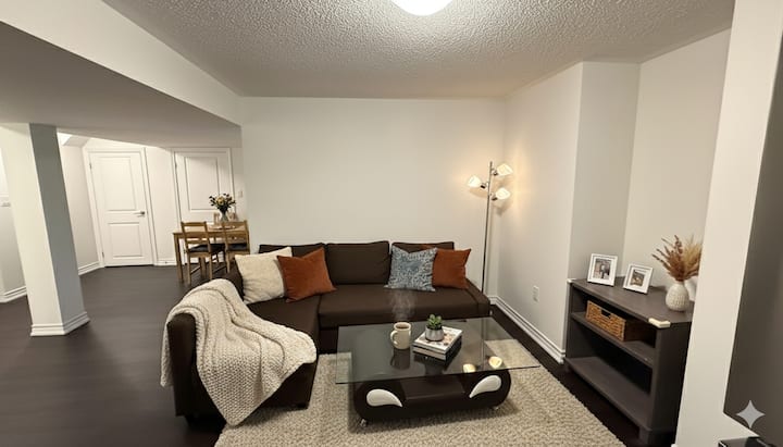 Cozy 2-bedroom Suite | Private Entry - Milton
