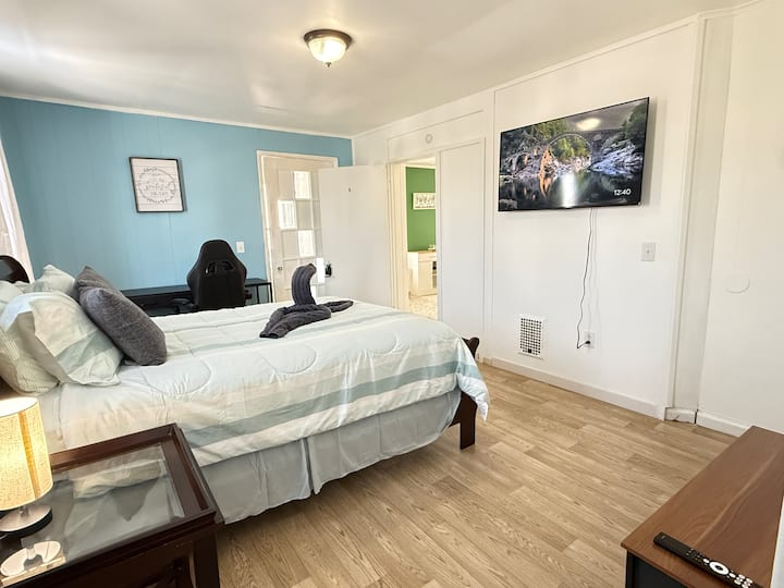 *New* Private Oasis With Balcony | Destiny U.s.a - Liverpool, NY