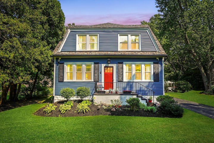 Cozy Blue Dollhouse, Fully Renovated Farmhouse - Zion Beach