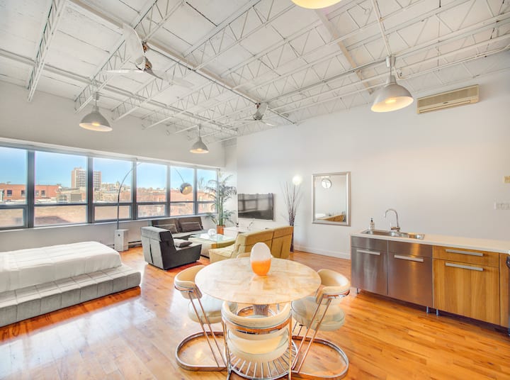Luxurious City Loft | Queen Bed & Free Parking - Montreal