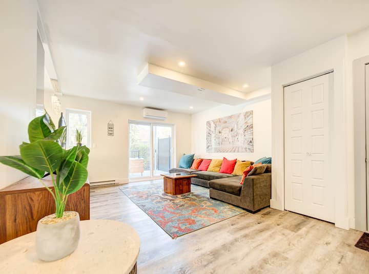 Spacious 2br Condo In Ndg | Balcony & Free Parking - Montreal