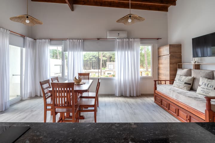 Moderno Con Pileta Frente Al Bosque. - Pinamar