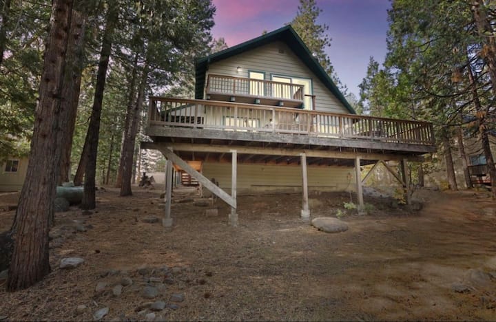 Cozy Cold Springs Escape- Game Room & Large Deck - Dodge Ridge, CA