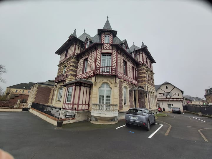 Etage Particulier De Deux Chambres Dans Un Manoir - Noyon