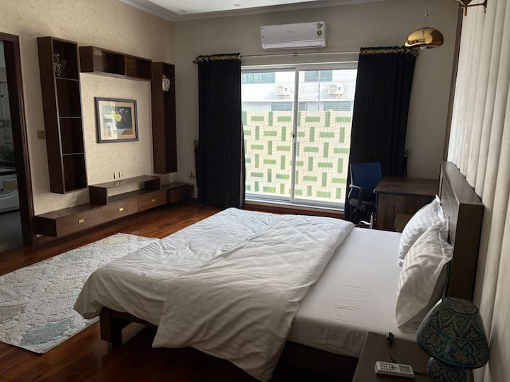 Luxury 2 Bedrooms With Kitchen & Living Near Raya - 