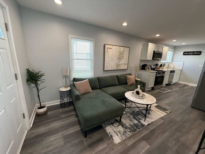 Cozy 4br 2ba Worth Home - Worth, IL
