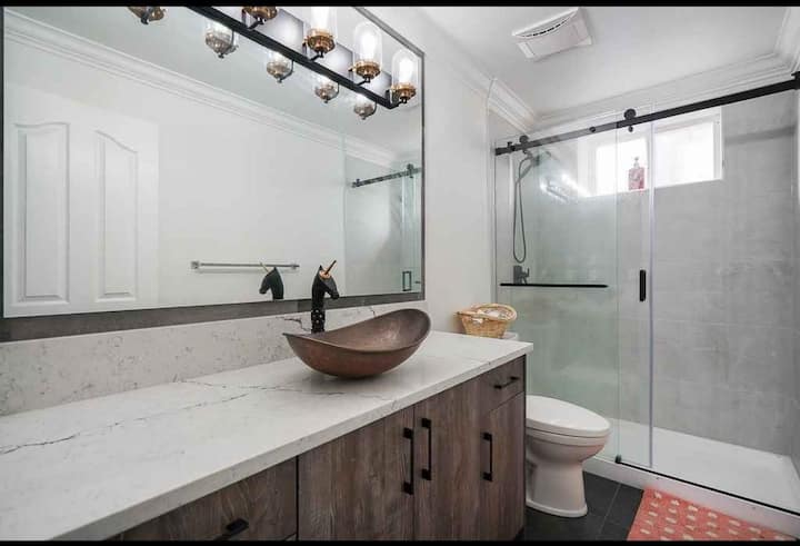 Contemporary 1 Bed And Bath In Delta/surrey - Surrey