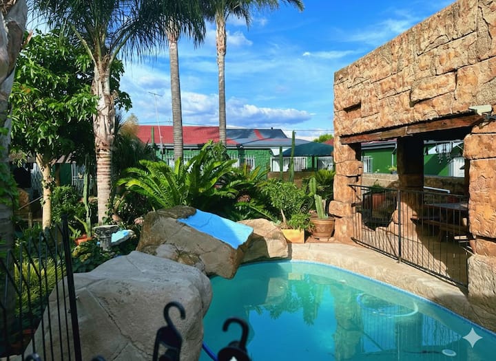 (1) Family: 2 Double Beds/separate Livingroom/sofa - Krugersdorp
