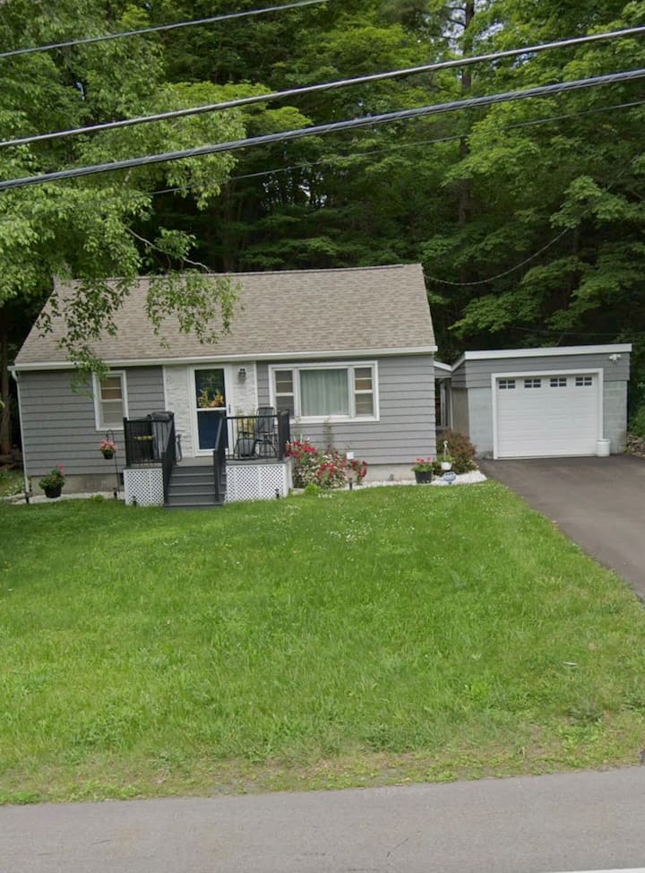 Feel Right At Home In This Cozy Cottage! - Syracuse, NY
